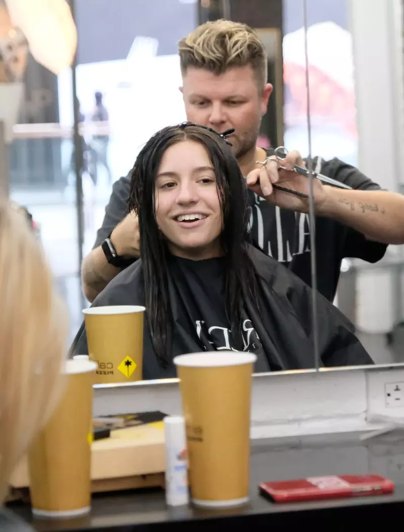 Makenzija Zīglere demonstrē savu jauno matu griezumu un krāsu
