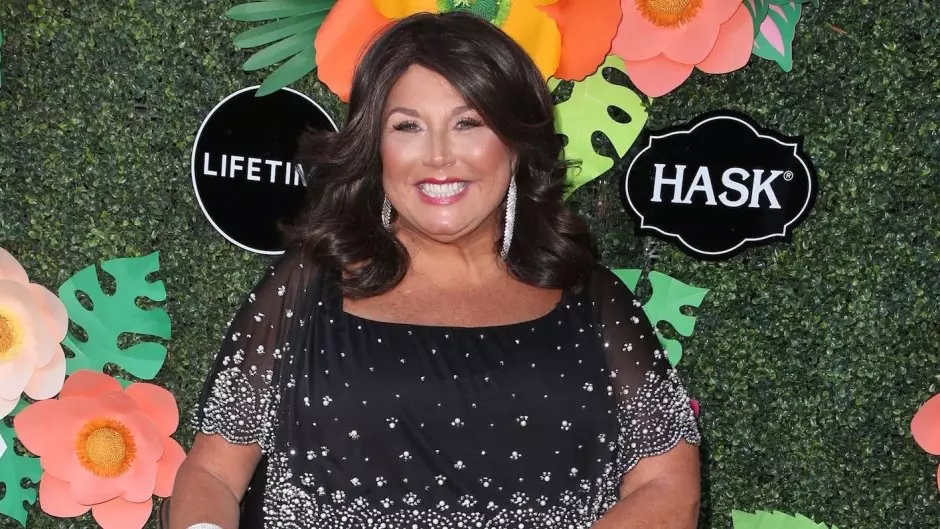 艾比·李·米勒（Abby Lee Miller）在终生夏日卢奥餐厅摆姿势