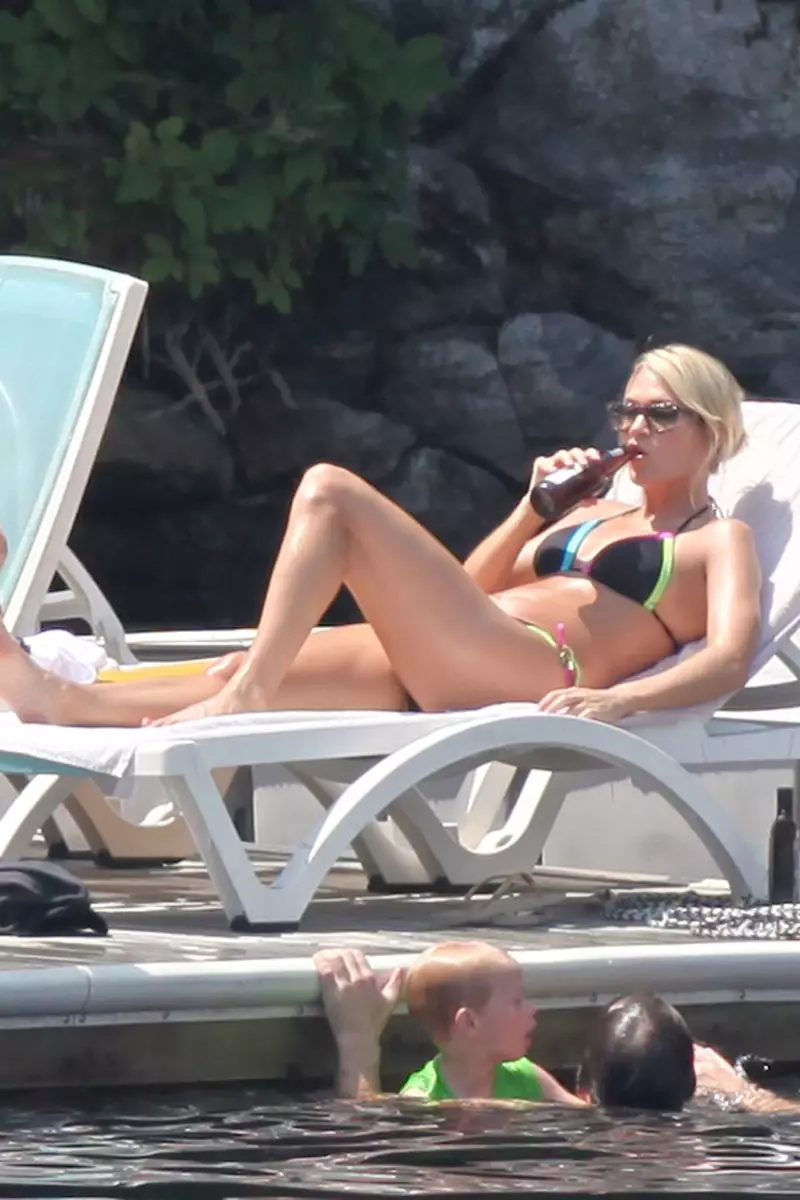 Bí réidh le bheith ~ Shéidte ~ Le Grianghraif Álainn Bikini agus Swimsuit Carrie Underwood!