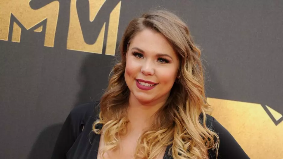 Kailyn Lowry cabells llargs amb un vestit negre als MTV Awards New House Photos