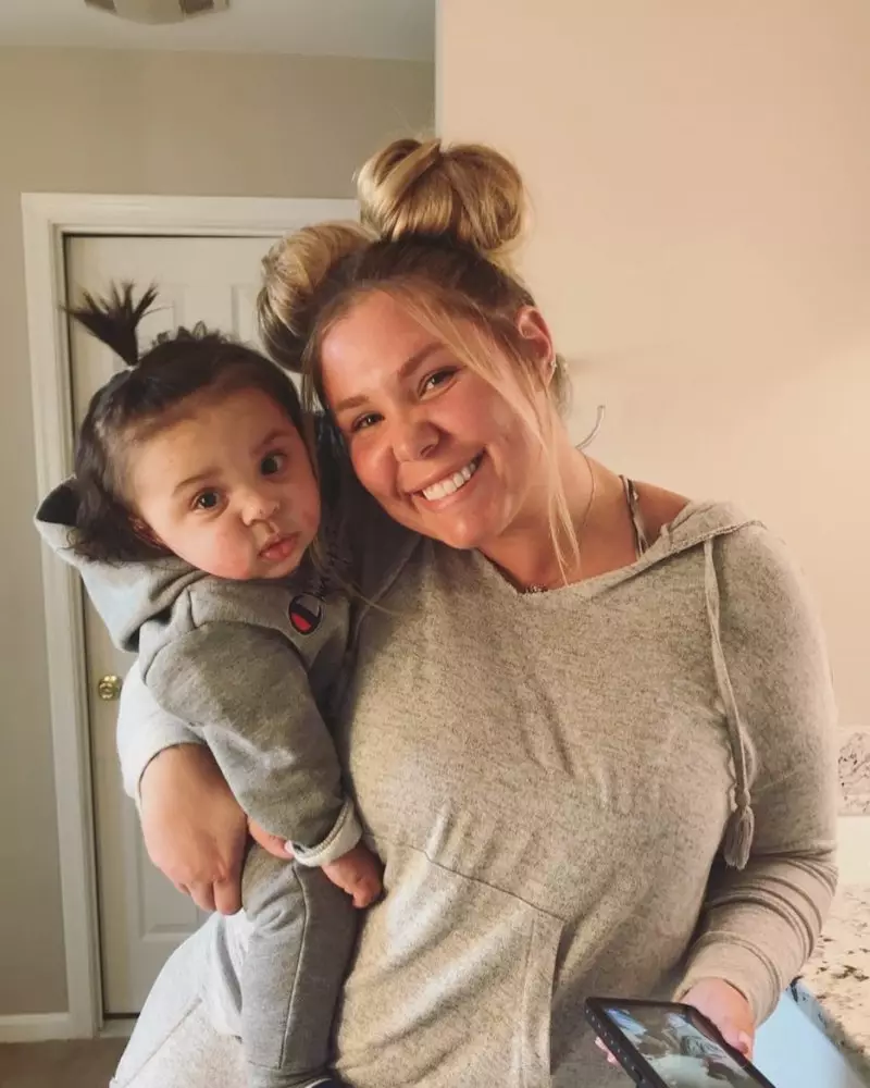 असुरक्षित शरीरावर Kailyn Lowry