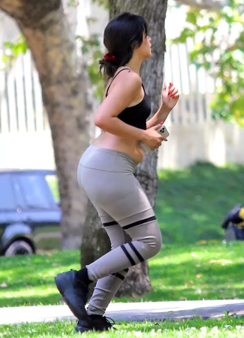 Camila Cabello se na procházce s maminkou chlubí křivkami v legínách a sportovní podprsence