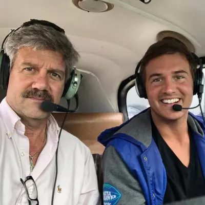 Peter Weber mit seinem Papa im Flugzeug