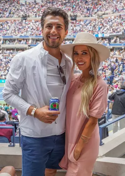 Kaitlyn Bristowe amb un vestit rosa amb un barret amb Jason Tartick amb una camisa blanca amb texans