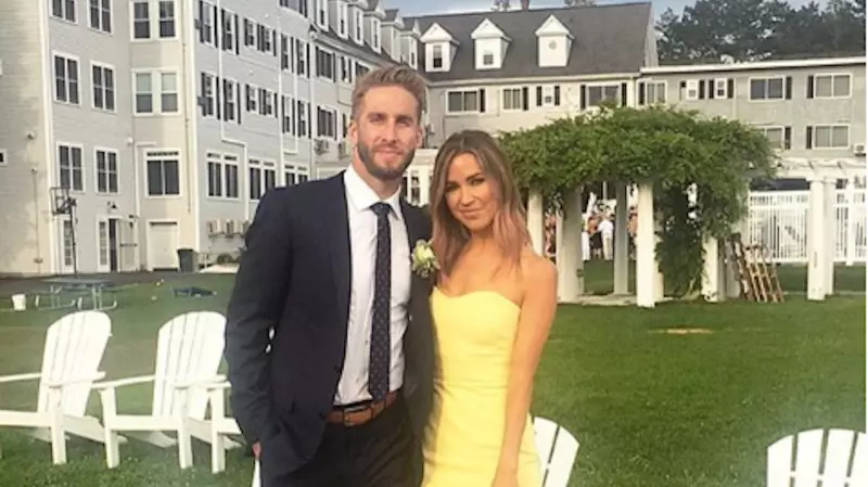 Shawn Booth y Kaitlyn Bristowe en una boda juntos