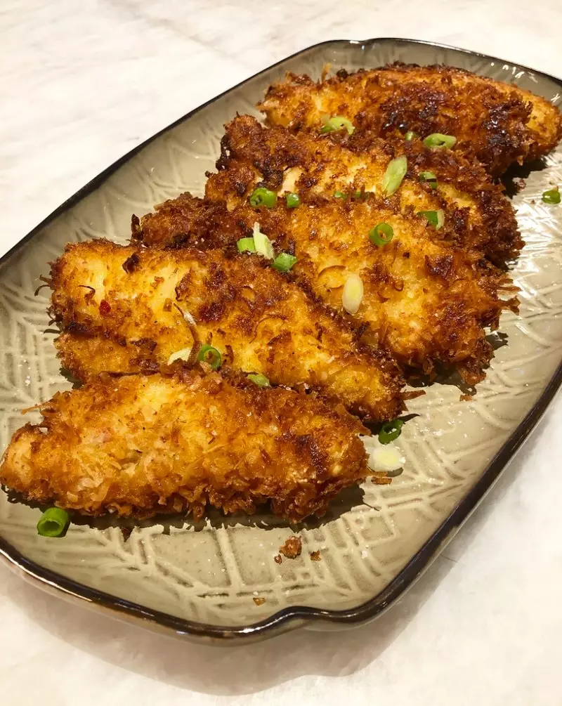 Chrissy-Teigen-crispy-coconut-chicken-tenders-with-sriracha-sweet-chili-dec-2018