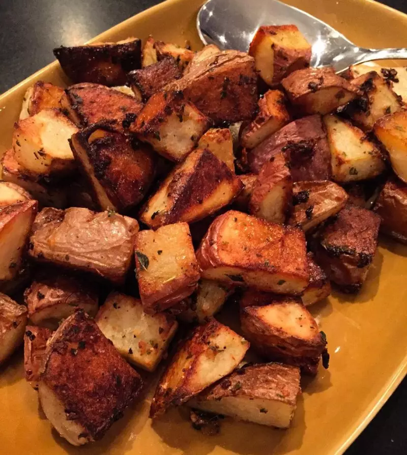 Chrissy-Teigen-Crispy-thym-and-ail-potatoes-dec-2015