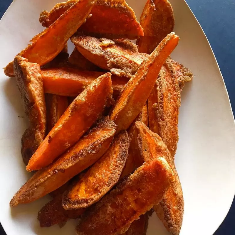 Chrissy-Teigen-Sweet-potato-wedges-лістапад-2016