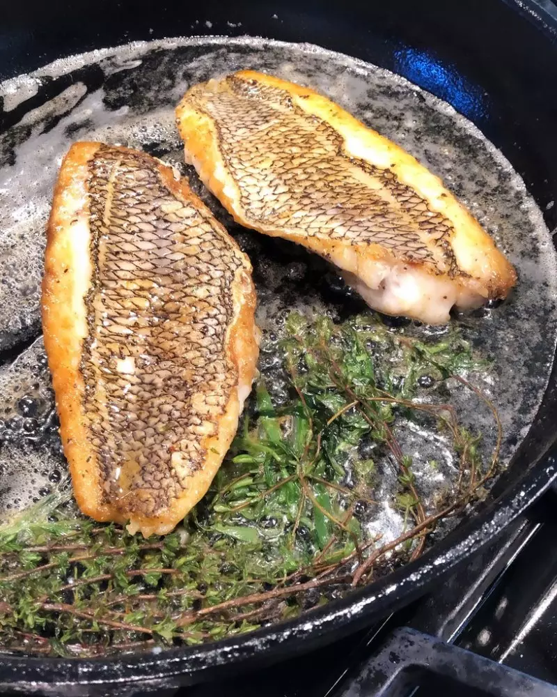 Chrissy-Teigen-10-minutes-pan-seared-fish-8 فبراير