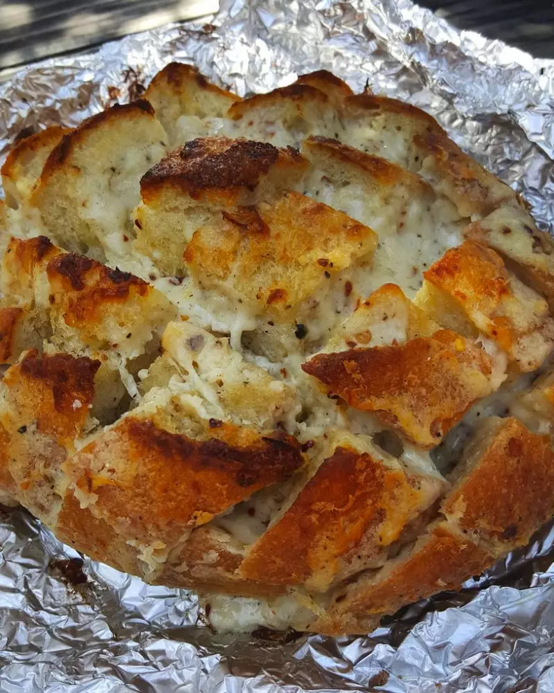 Chrissy-Teigen-Cheesy-armadillo-garlic-bread-April-2016