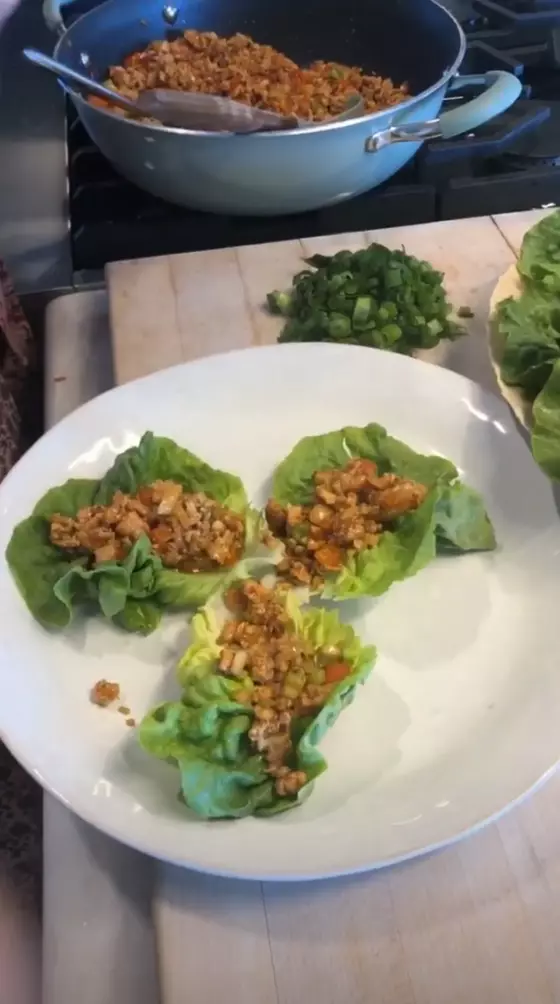 Chrissy-Teigen-poulet-laitue-wraps