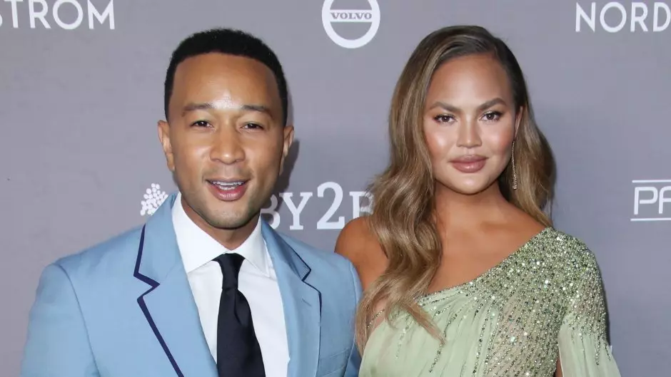 Chrissy Teigen, John Legends Elf Striptiz Dansını Instagram'da troller