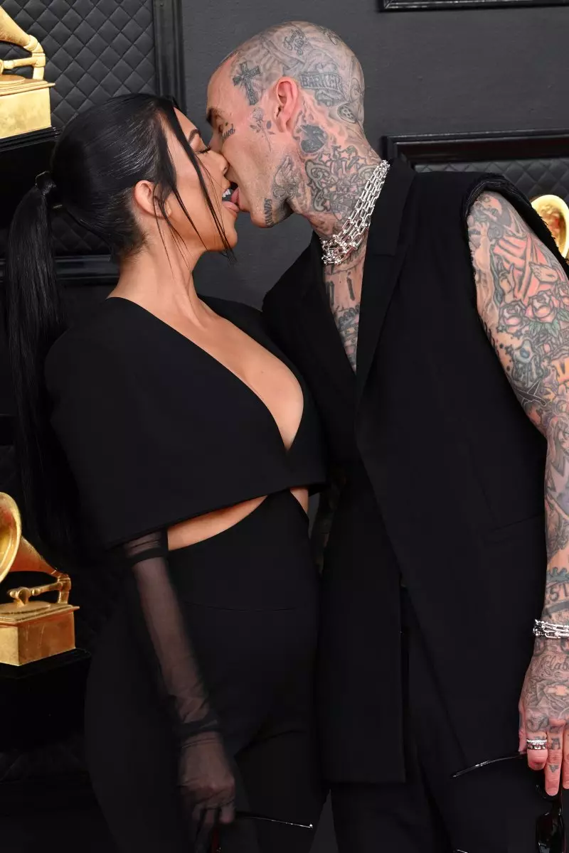 Kourtney Kardashian e o noivo Travis Barker embalados no PDA no Grammy 2022 'desconfortavelmente'