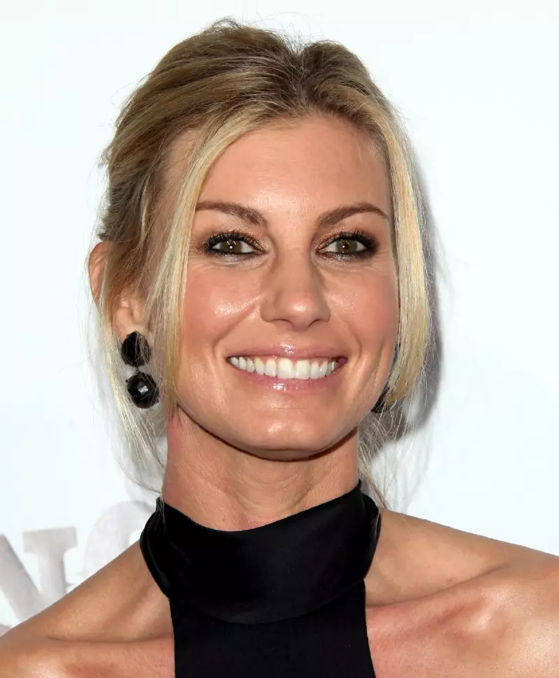 Faith Hill Fandidiana plastika taloha sy ankehitriny