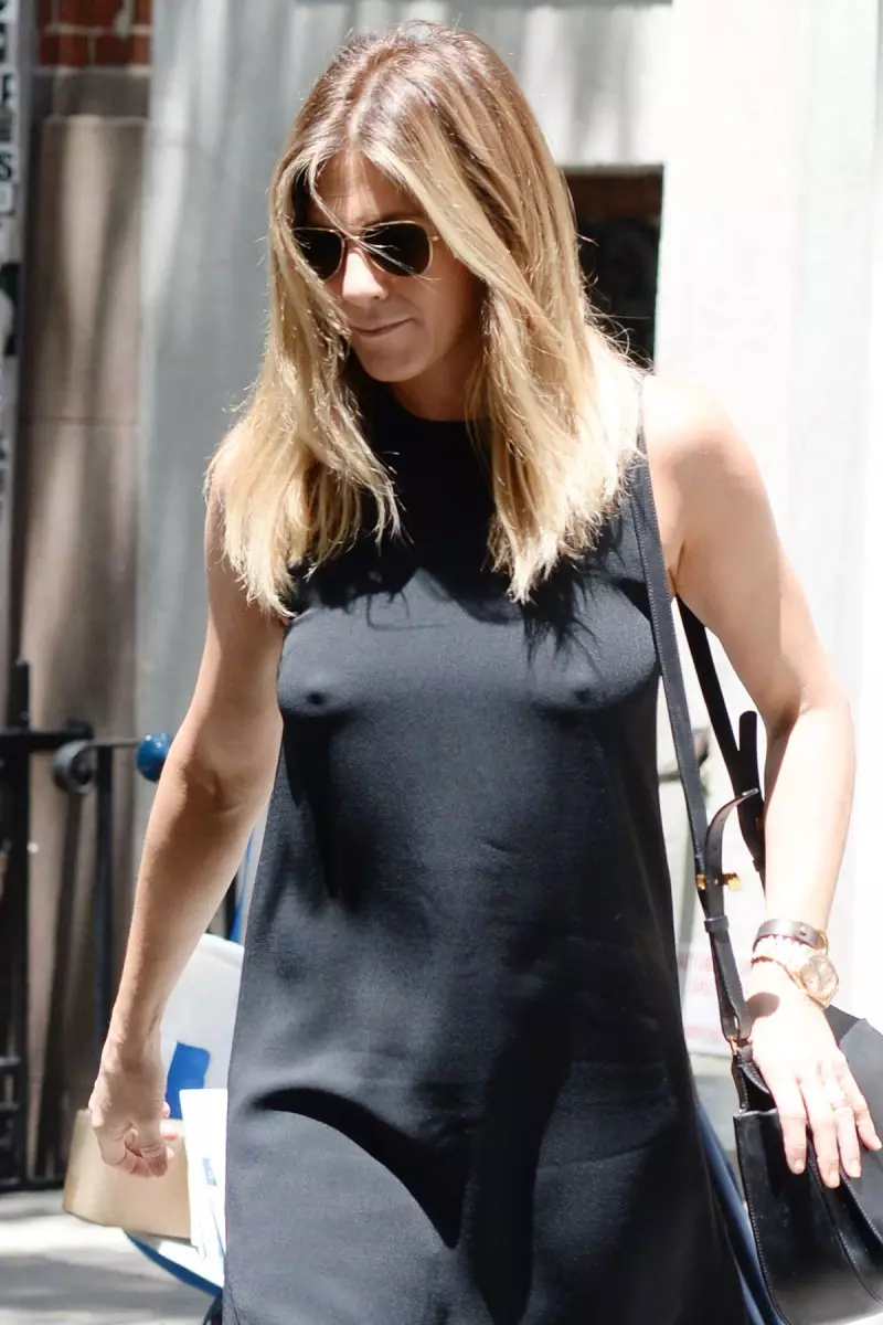 Jennifer Aniston è senza reggiseno dagli anni '90: guarda le foto dell'attrice che non indossa il reggiseno