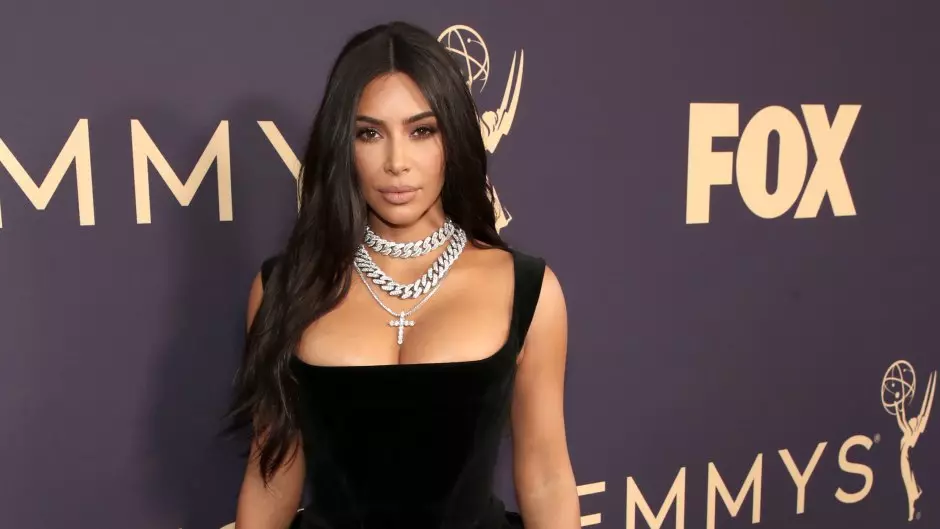 Kim Kardashian Vivienne Westwood Qara Məxmər xalat 2019 Emmy Kıyafetinin Dəyişməsində