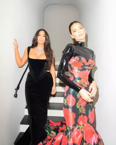 Kim Kardashian və Kendall Jenner 2019 Emmys-in Pərdəarxası Fotoları