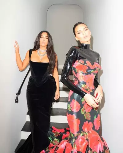 Kim Kardashian naKendall Jenner 2019 Emmys Behind the Scenes Photos