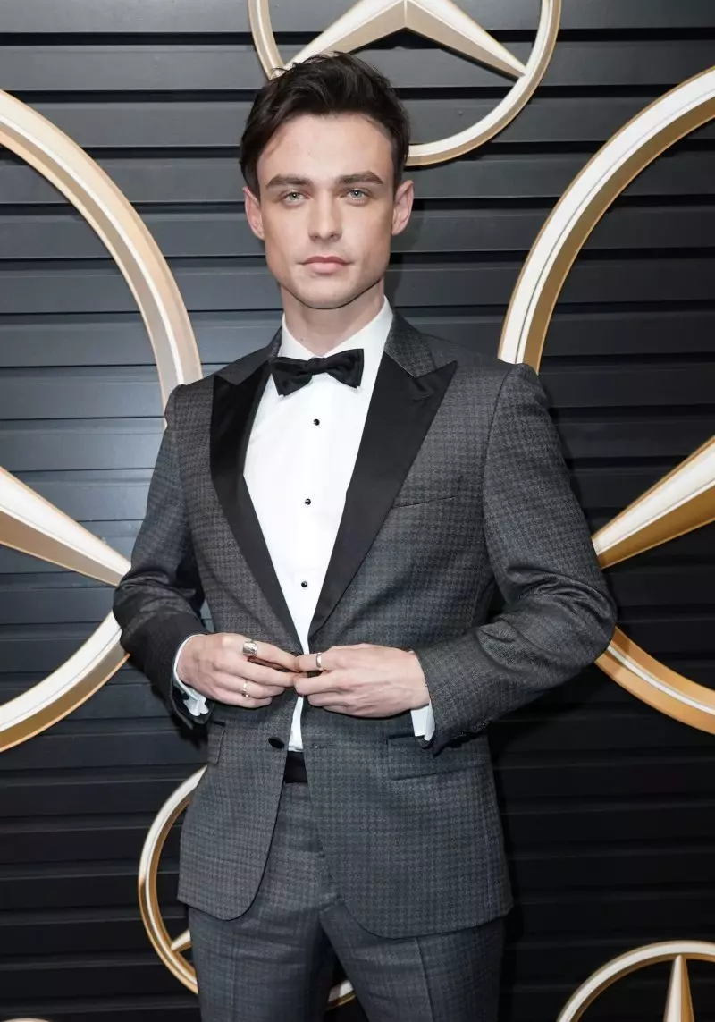 گپ شپ-ڇوڪري-hbo-max-reboot-cast-Thomas-doherty