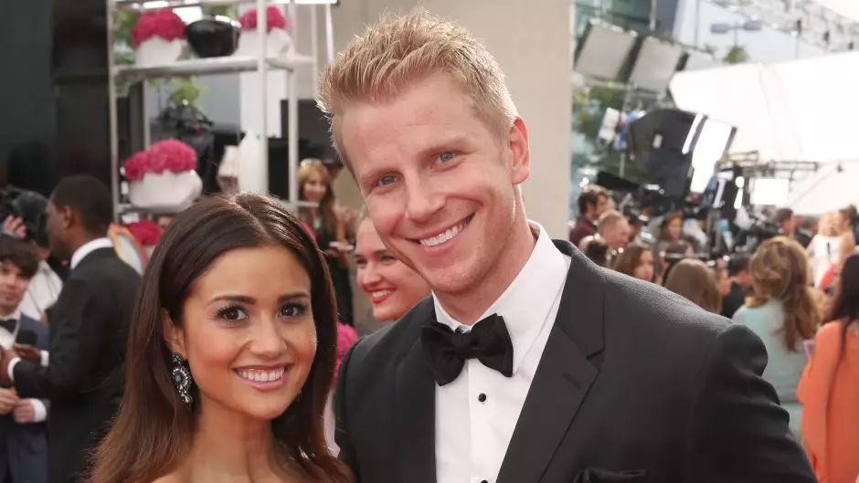 ปริญญาตรี Sean Lowe สวมทักซ์สีดำกับภรรยา Catherine Giudici ในชุด Strpess Gown บนพรมแดง