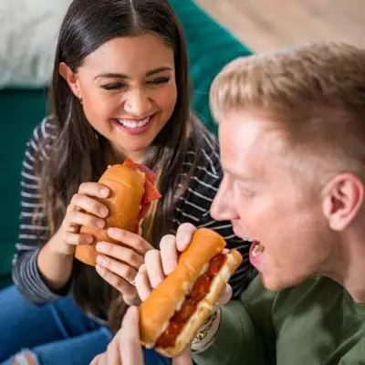 Sean e Catherine Lowe comem um sanduíche Subway