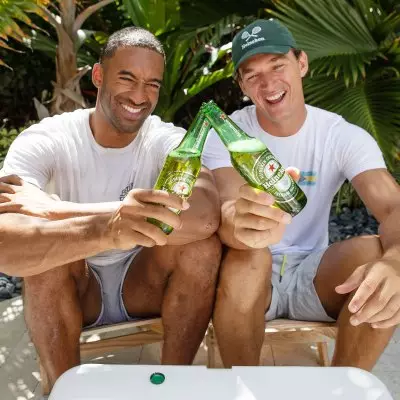Matt James und Tyler Cameron jubeln mit Heineken