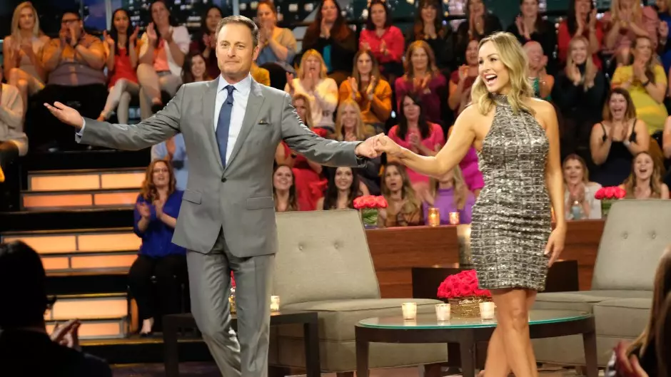 Bachelorette Clare Crawley brosir með Chris Harrison