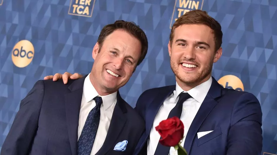 Peter Weber mit Chris Harrison und Roses