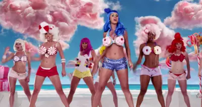 Katy Perry iført en Cupcake-BH