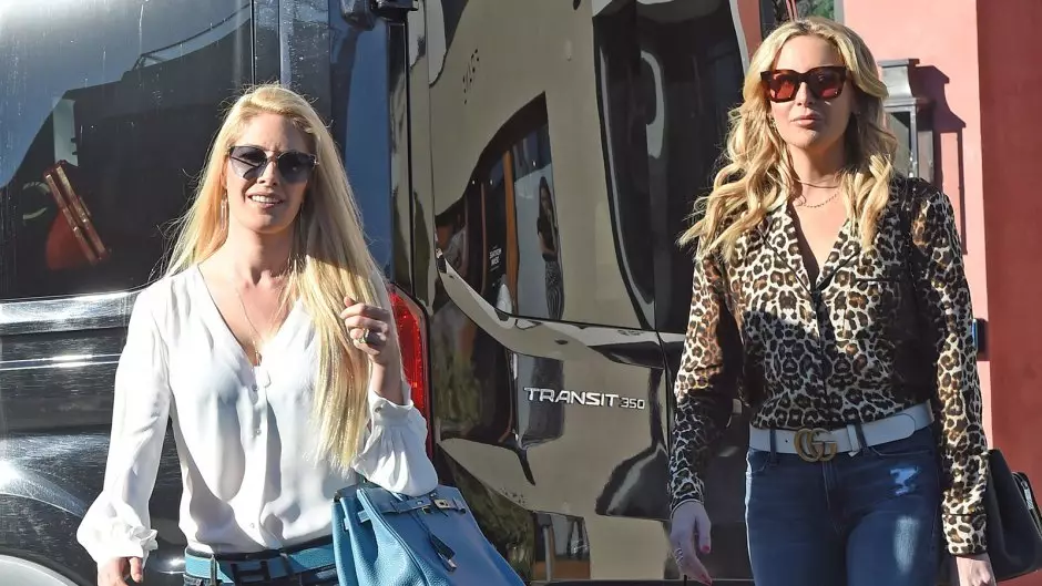 Na Cnoic Taobh thiar den radharc ag lámhach Heidi Montag Agus Stephanie Pratt