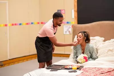 Onye na-asọmpi 'Bachelorette' Ivan Hall mara mma ma dịkwa mma - zute onye na-achụ ego na-achọ maka obi Tayshia