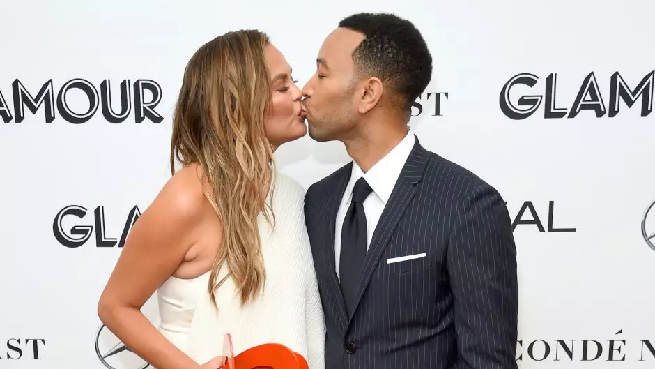 Chrissy Teigen ජෝන් ලෙජන්ඩ් සිප ගනිමින්