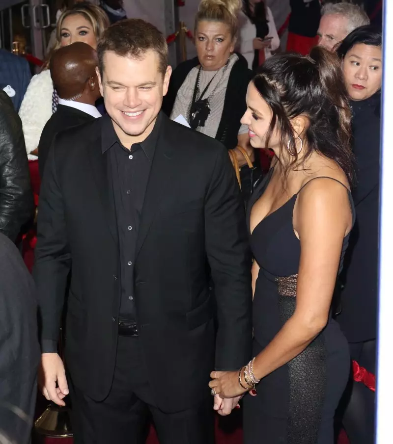 Matt Damon draagt een zwart pak hand in hand met vrouw Luiciana