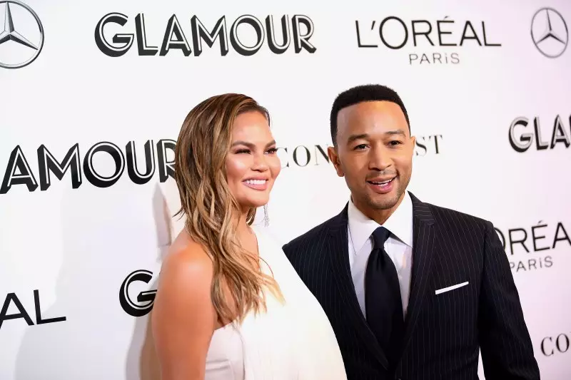 Chrissy Teigen draagt helemaal wit met John Legend