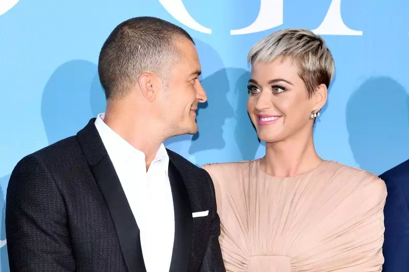 Orlando Bloom met vriendin Katy Perry in een roze jurk