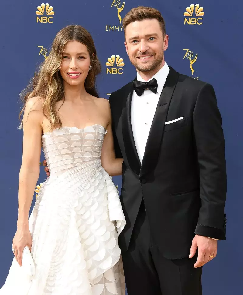 Jessica Biel kannab valget kleiti, ülikonnas Justin Timberlake