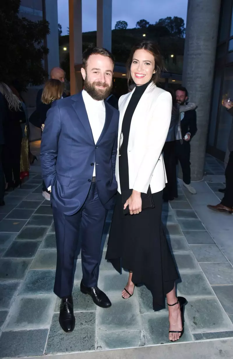 Mandy Moore, Taylor Goldsmith ile beyaz bir ceket giyiyor