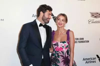 Brody Jenner Bi Kincek Kulîlk Bi Kaitlynn Carter re tuxedo li xwe dike