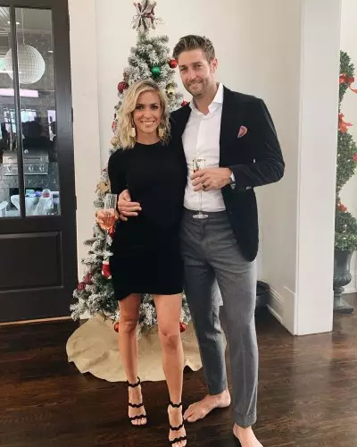 克里斯汀·卡瓦拉里 (Kristin Cavallari) 穿著黑色連衣裙和繫帶高跟鞋微笑著與傑·卡特勒 (Jay Cutler) 穿著灰色牛仔褲和西裝外套